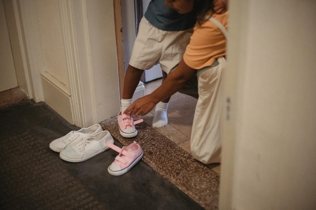 Teach Your Kid How to Put on Shoes - Goally